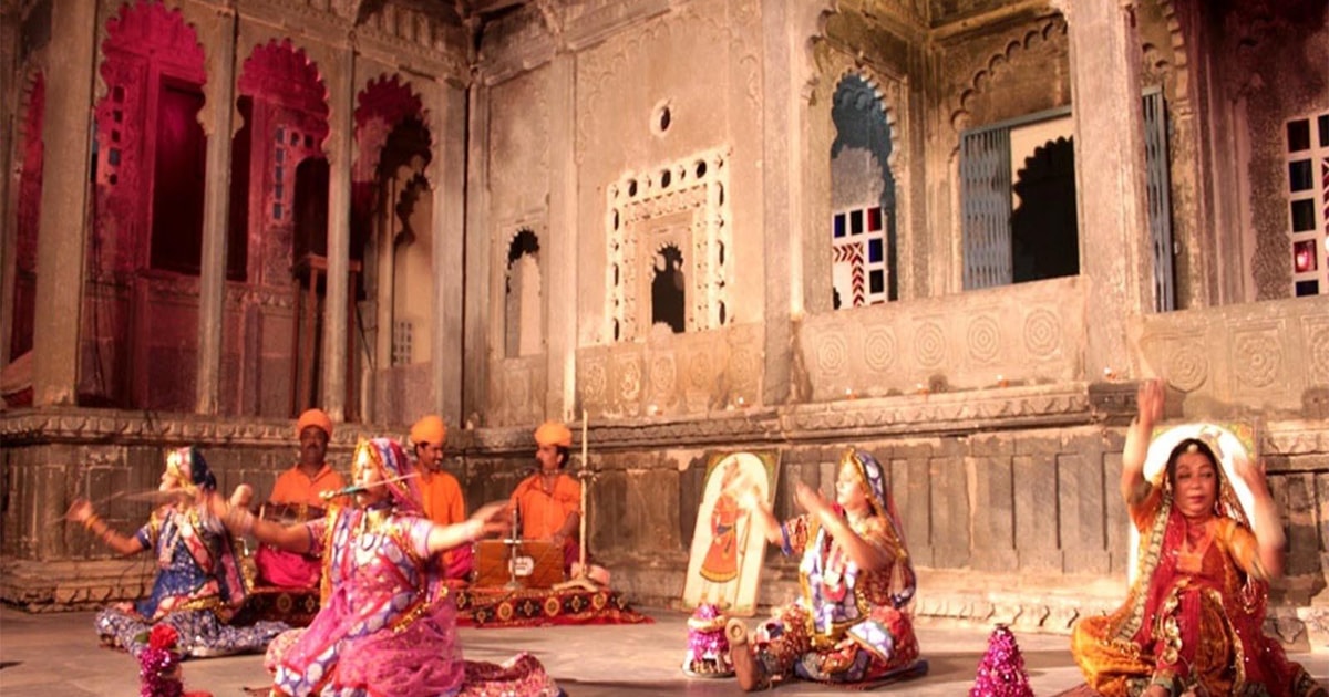 Udaipur: Evening Boat Ride with Puppet Show and Dinner | GetYourGuide