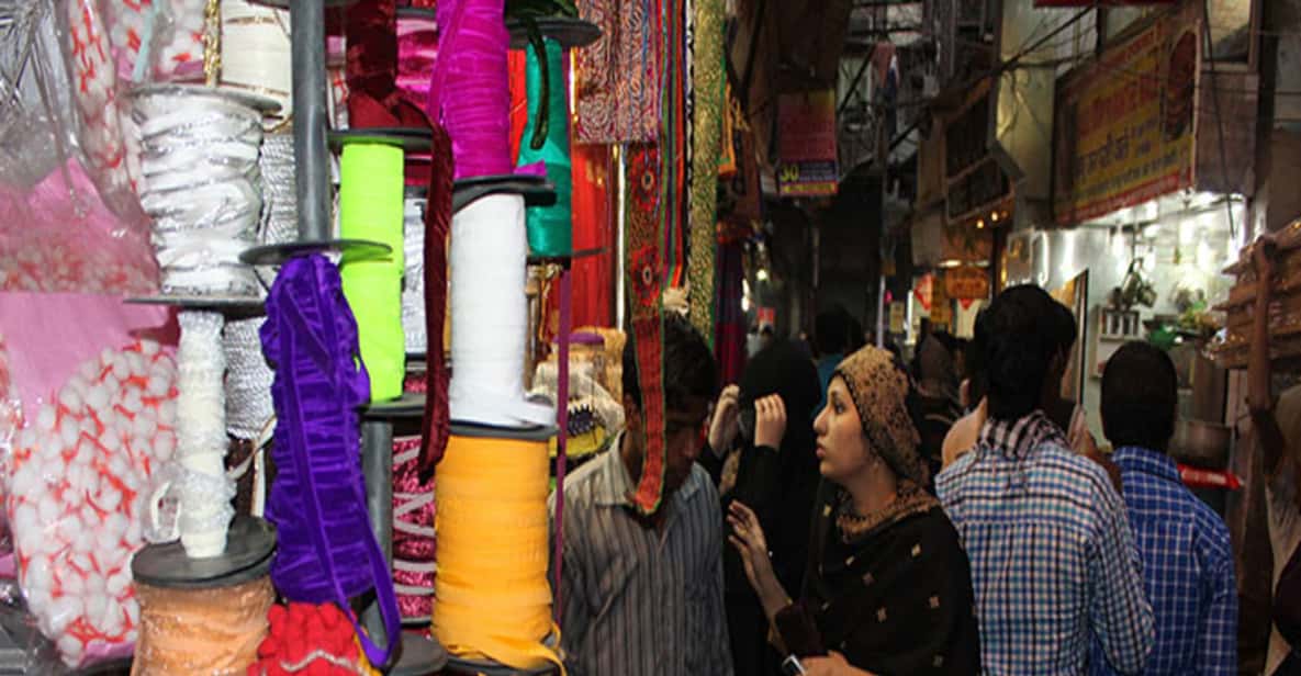 Varanasi: Private Evening Handicraft Market Tour mit Abendessen ...