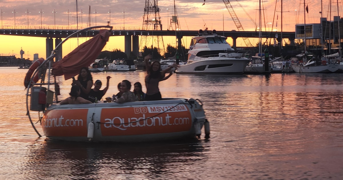 Melbourne: Lej en Aqua Donut-grillbåd og kør selv | GetYourGuide