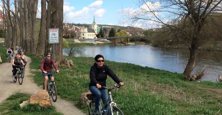 Výlet na kole z Prahy na hrad Karlštejn | GetYourGuide