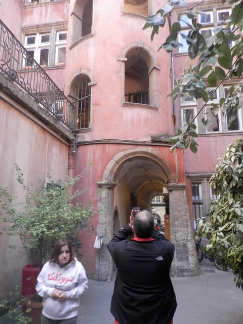 Lyon: Tour de la ciudad vieja y nueva con visita a la tienda de seda ...