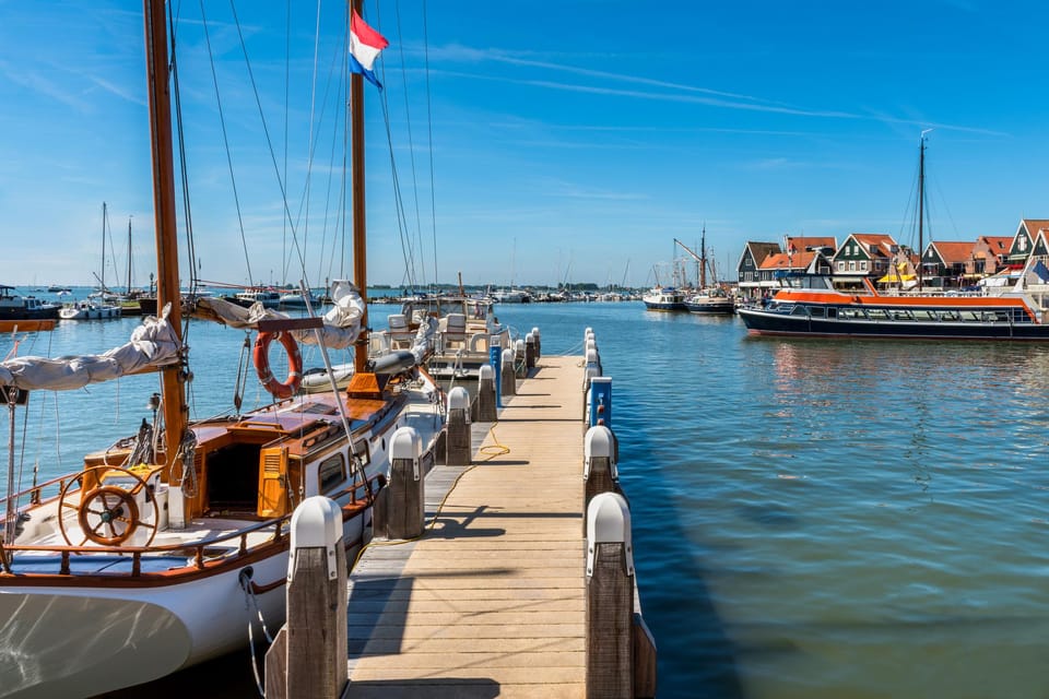 Volendam: Recorrido a pie con audioguía en la App | GetYourGuide