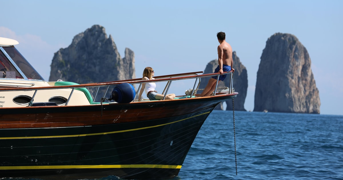 Da Amalfi: Tour di un giorno in barca delle Isole Li Galli e di Capri ...