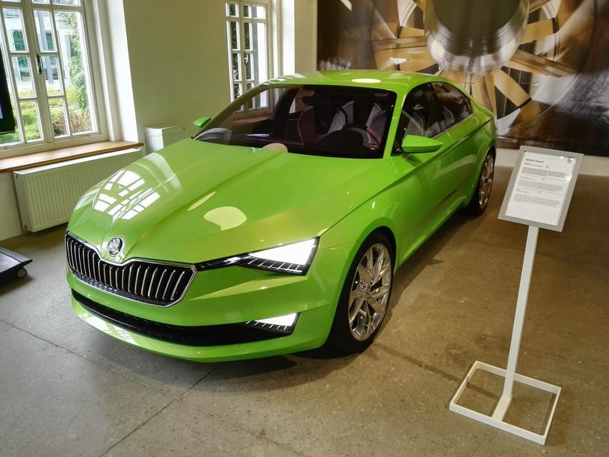 Praga: Tour privado del Museo del Automóvil Skoda | GetYourGuide
