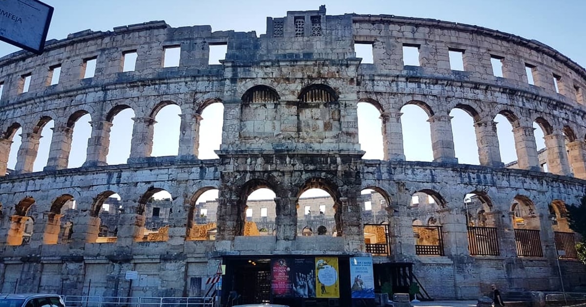 Pola: Tour a piedi del centro storico per buongustai con cena e vino ...