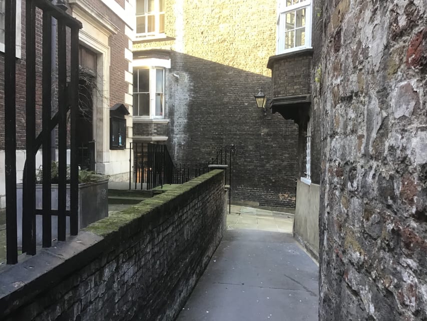 The Ghosts Of The Secret Alleyways Of Old London Town | GetYourGuide