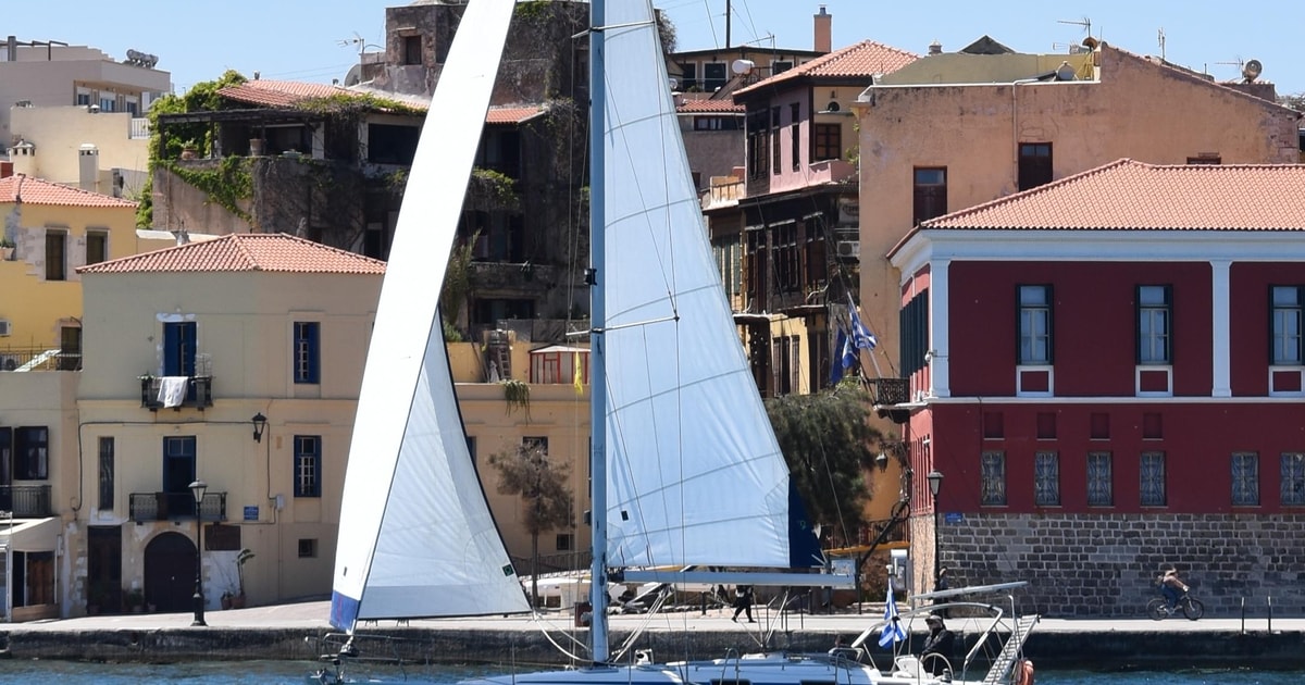 Chania: Privat sejltur med snorkel, frokost og drinks | GetYourGuide