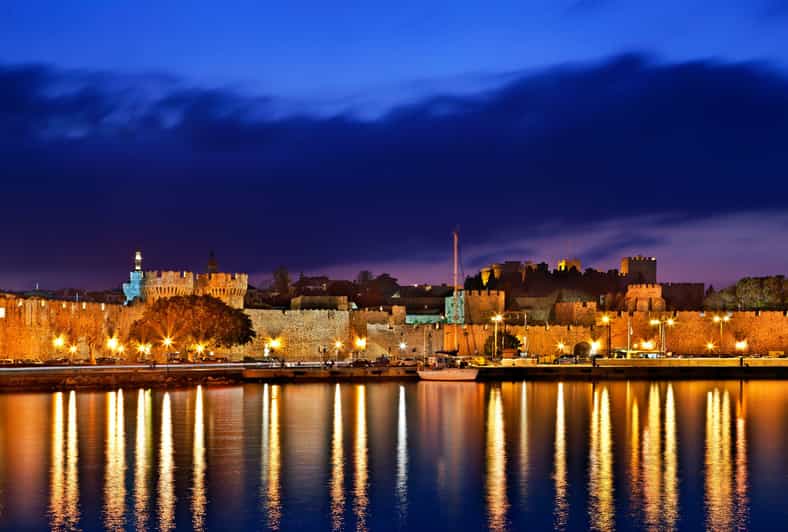 Visita nocturna a la ciudad de Rodas con cena y crucero | GetYourGuide