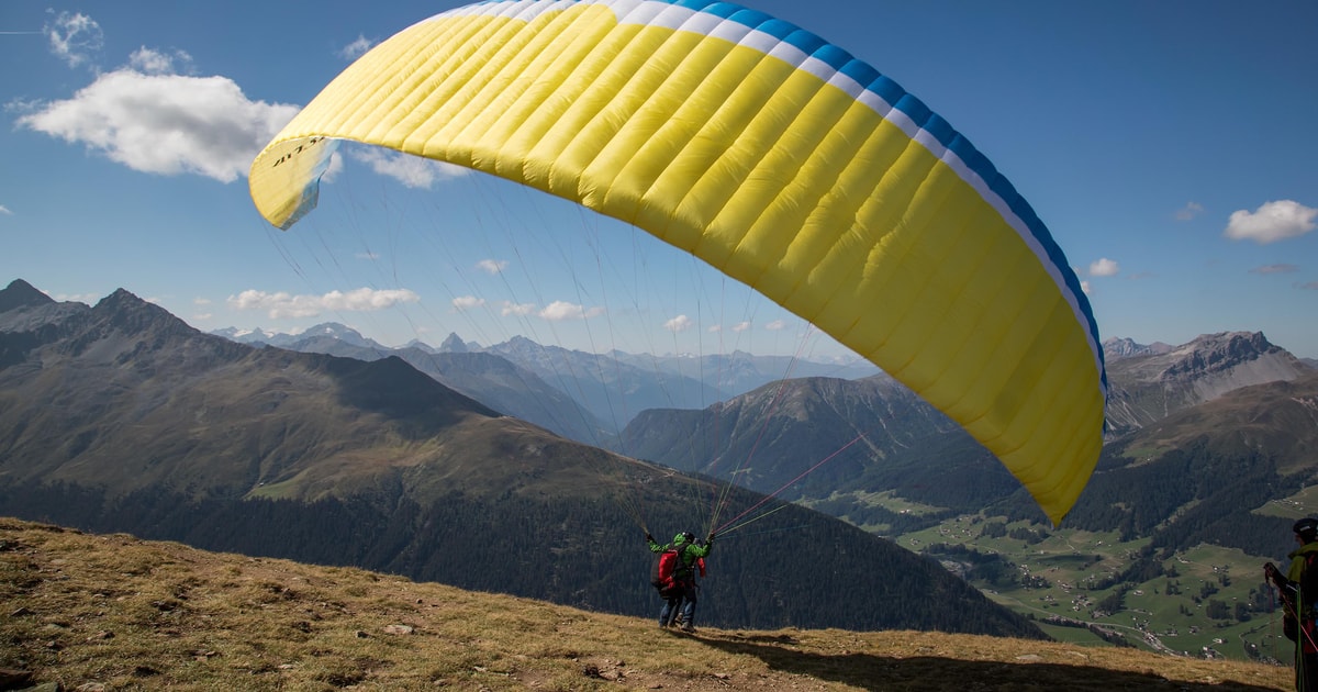 Davos: Tandem-Gleitschirmflug | GetYourGuide