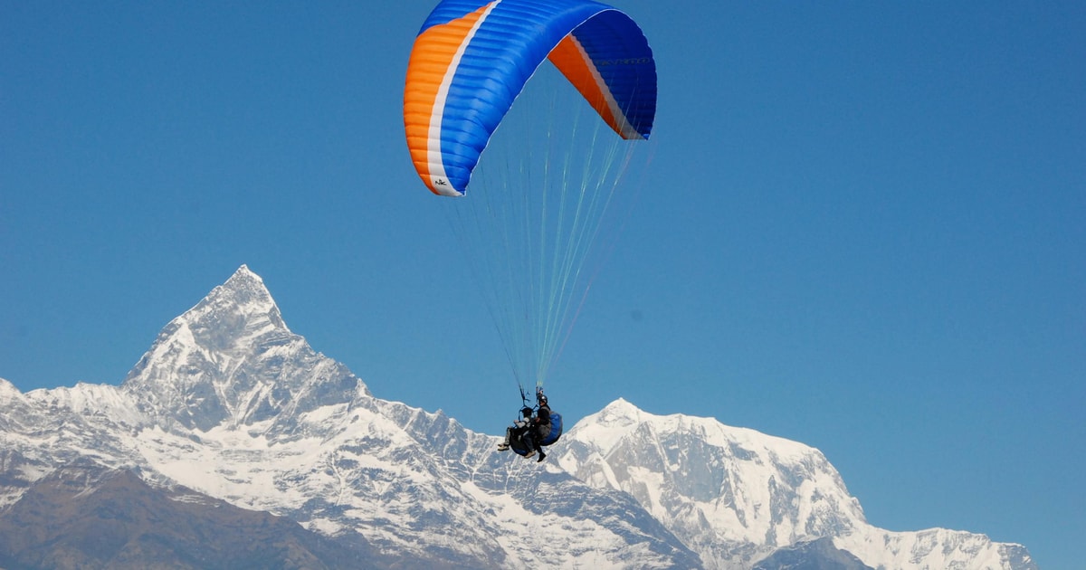 Pokhara: 30-minütiger Tandem-Gleitschirmflug | GetYourGuide