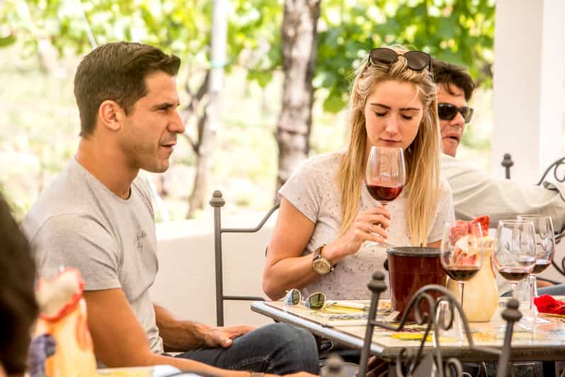 Mount Vesuvius: Wijngaard Tour met Wijnproeverij en Lunch | GetYourGuide