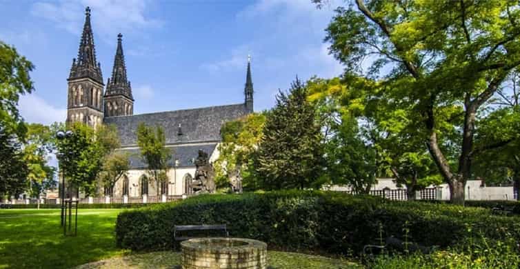 Praag: Vyšehrad Castle Tour op E-scooter Hugo Bike | GetYourGuide