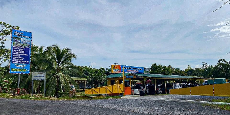 La Pavona: Fælles båd til landsbyen Tortuguero | GetYourGuide