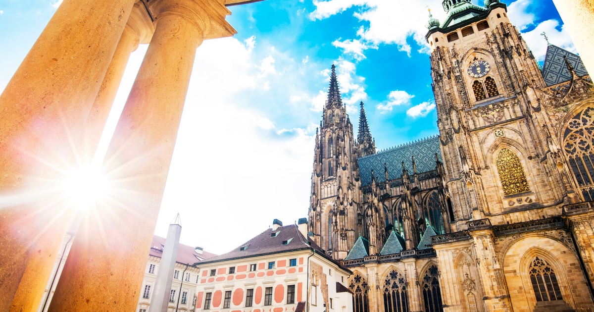 Prag slott: 1 timmes introduktionstur med inträdesbiljett | GetYourGuide
