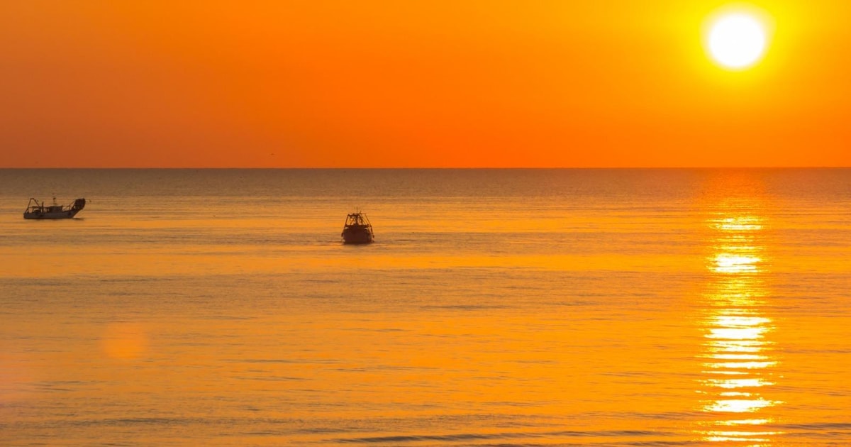 Rimini: Strand 42 Erlebnis mit Sonnenschirm und Getränk | GetYourGuide