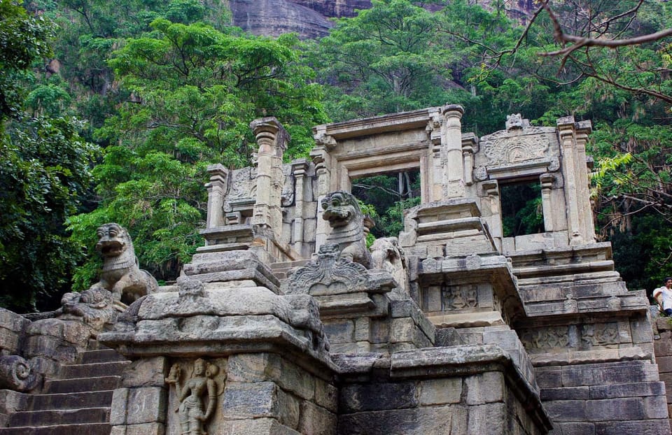 Colombo: Tour di Yapahuwa, Dambadeniya e Panduwasnuwara | GetYourGuide