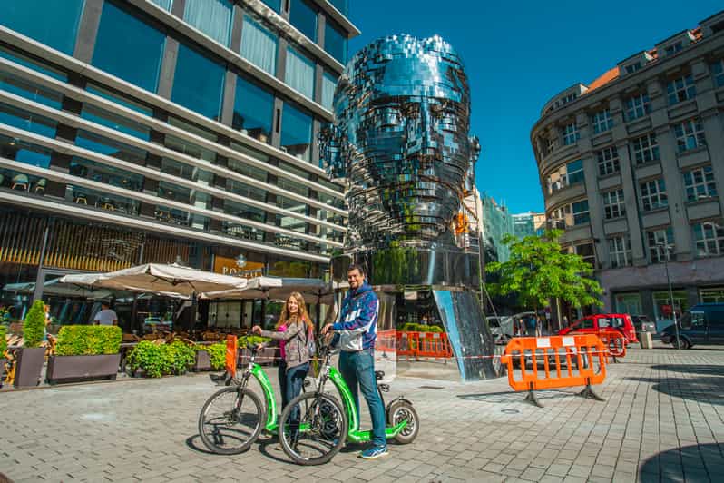 Praag: Vyšehrad Castle Tour op E-scooter Hugo Bike | GetYourGuide