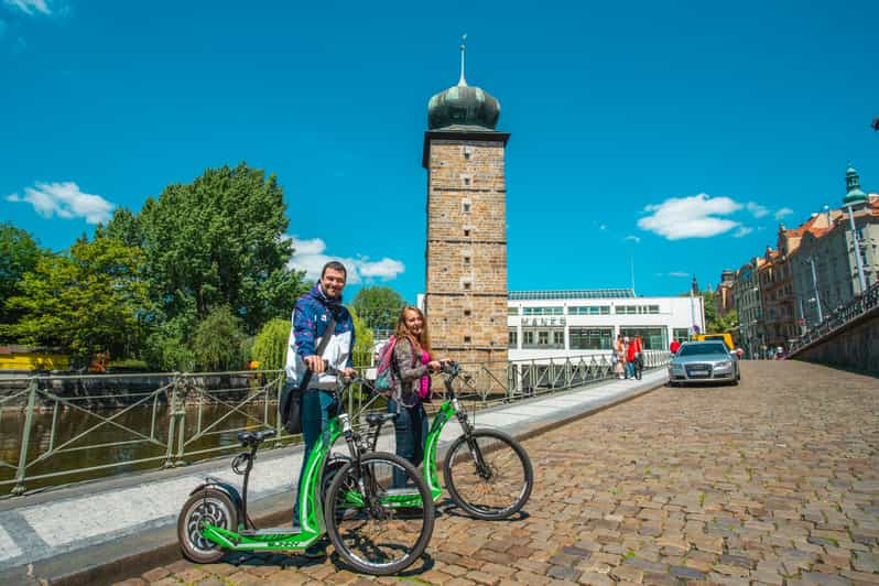 Praag: Vyšehrad Castle Tour op E-scooter Hugo Bike | GetYourGuide