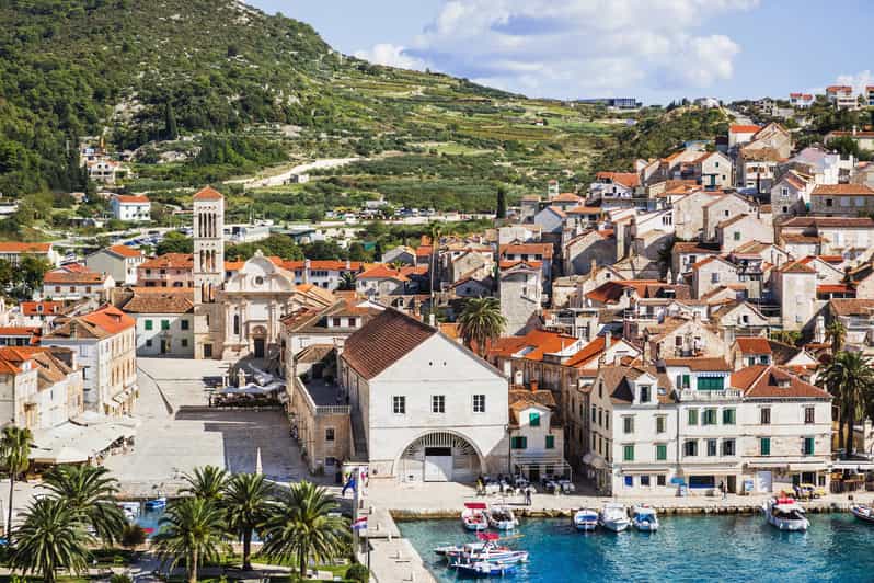 Split of Trogir: blauwe grot, Vis en Hvar per speedboot | GetYourGuide