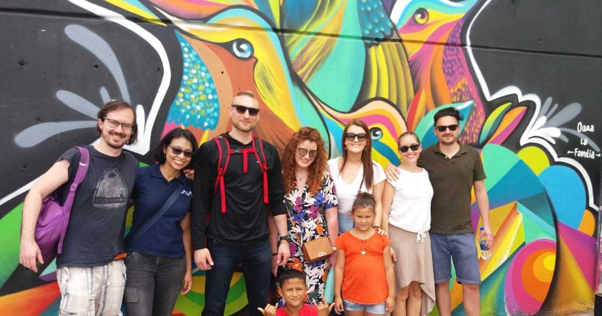 Medellín: Tour pelo distrito Comuna 13 com passeio de teleférico ...