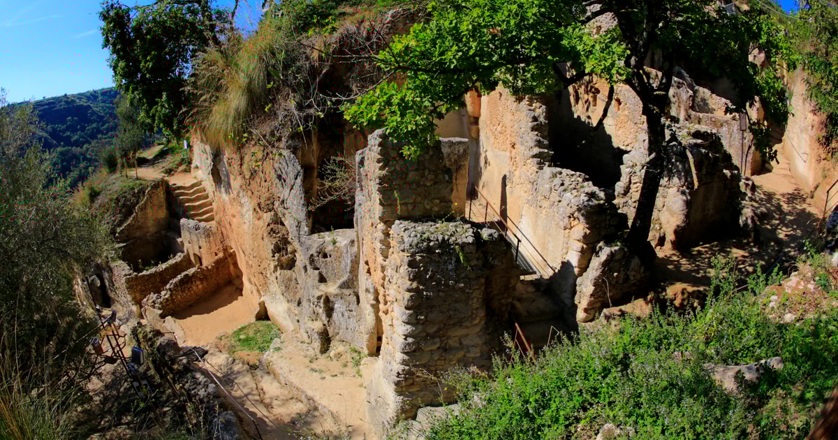 Calabria: tour de medio día a las cuevas de Zungri | GetYourGuide