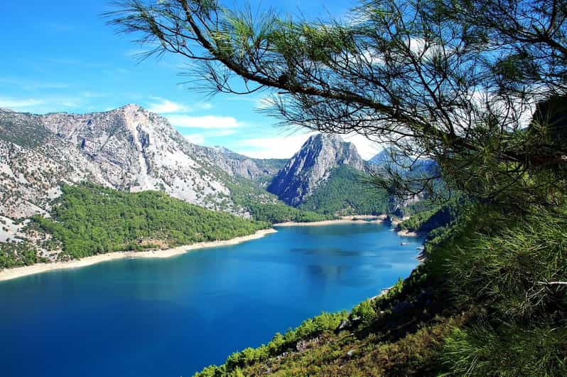 Excursión en barco por el Cañón Verde con comida y bebidas | GetYourGuide