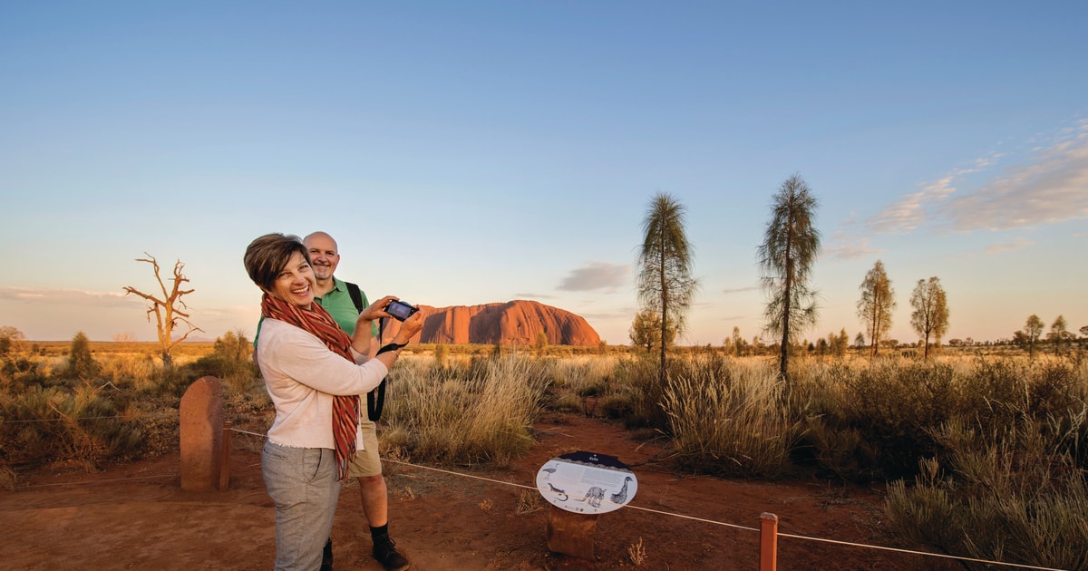 Yulara: Uluru Sunrise i Kata Tjuta Day Trip autobusem | GetYourGuide