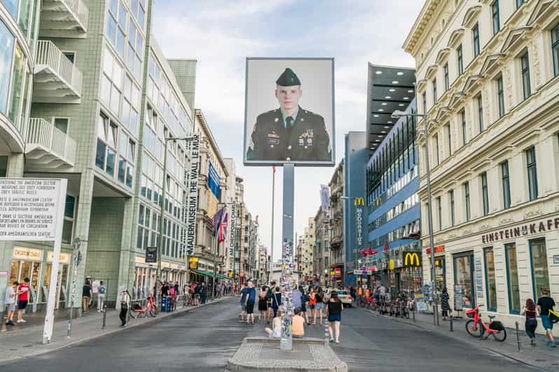 Berlin: Det Tredje Rige og Den Kolde Krig Walking Tour | GetYourGuide
