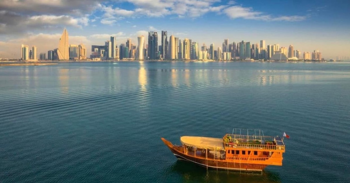 Doha: Traditionelle Dhow-Kreuzfahrt mit Blick auf die Corniche und die ...