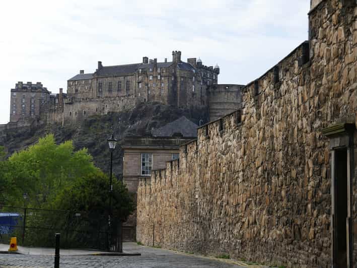 Edinburgh: Old Town History and Tales Walking Tour | GetYourGuide