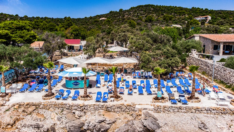 Split: Blå lagune, skibsvrag og Šolta med frokost og drinks | GetYourGuide