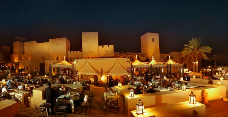 Dubai: Sahara Desert Fortress Trip med buffet og live show | GetYourGuide