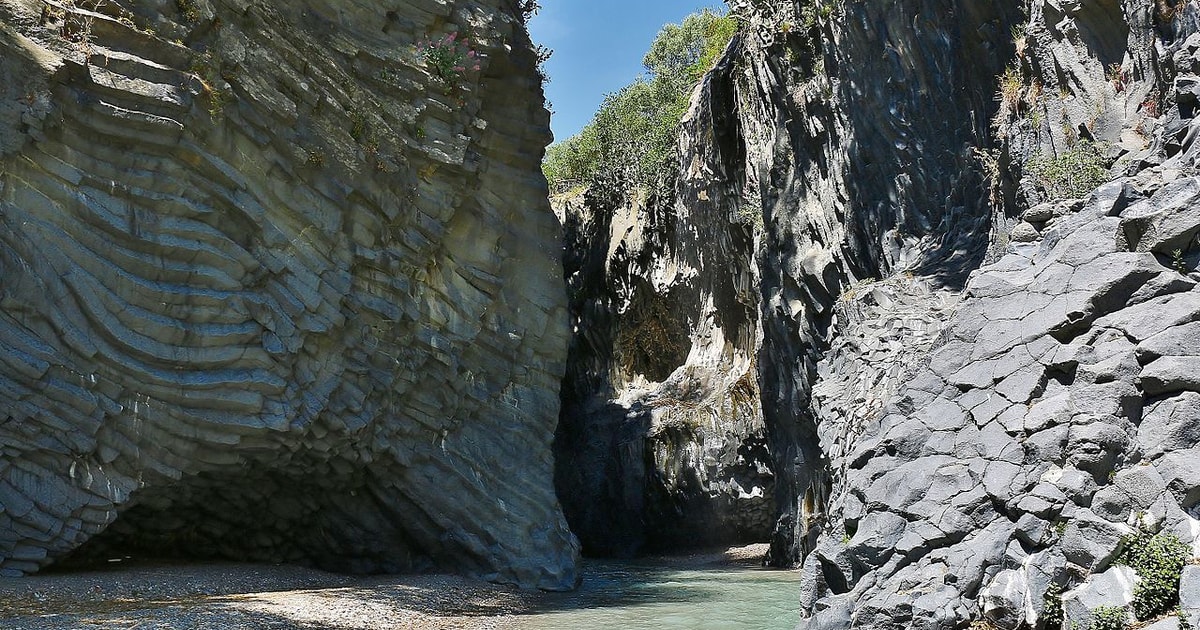 Katania: wycieczka po wulkanie Etna i parku Alcantara | GetYourGuide