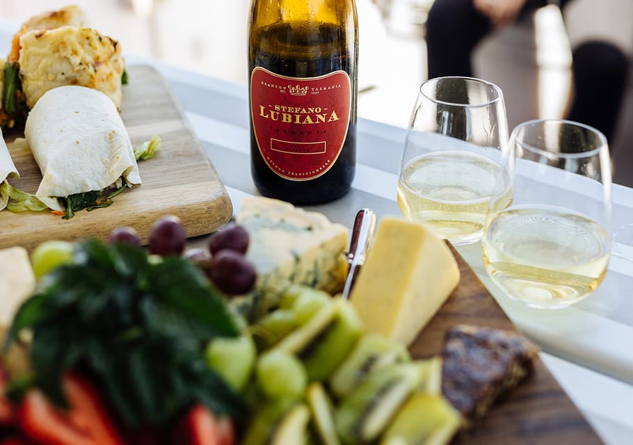 Strahan: Det eksklusive krydstogt med Pillinger Explorer | GetYourGuide