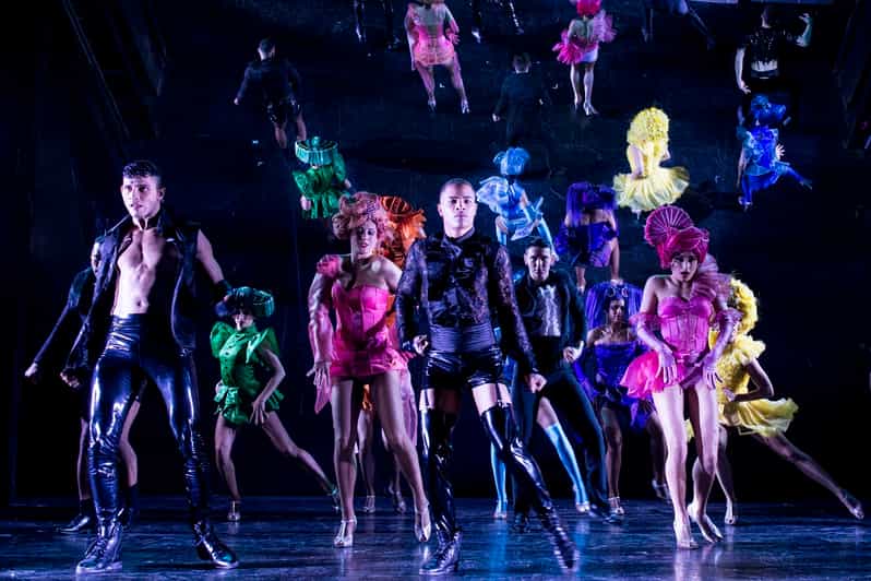 Parijs: Paradis Latin Cabaret Show met champagne-opties | GetYourGuide