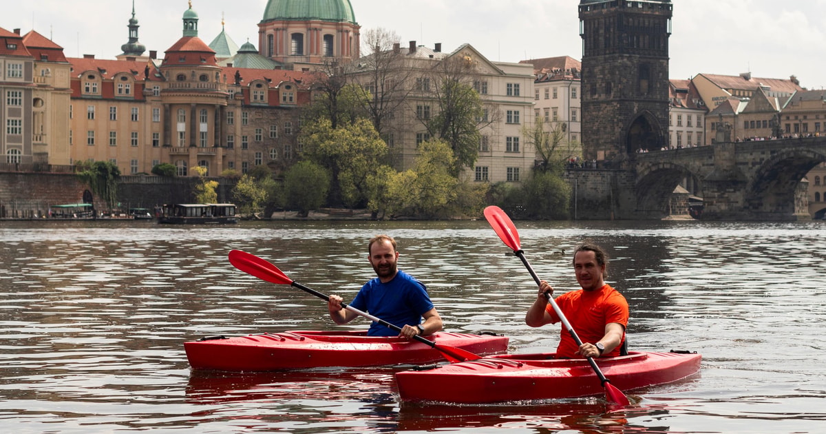 Prag: Kajak-tur på Vltava-floden med guide | GetYourGuide