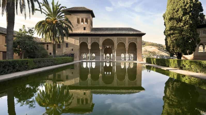 Desde Sevilla: Excursión Privada a la Alhambra | GetYourGuide
