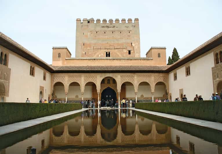 Au départ de Séville : Excursion privée à l'Alhambra | GetYourGuide