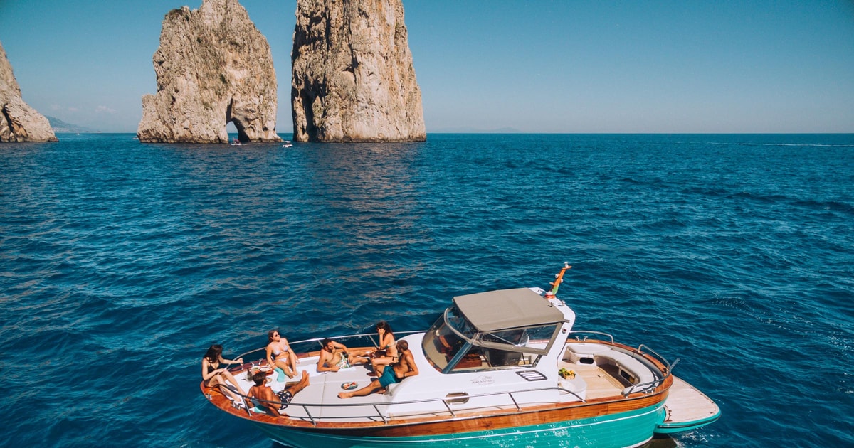 Sorrento: rejs wycieczkowy łodzią na Capri z napojami – atrakcja dla ...