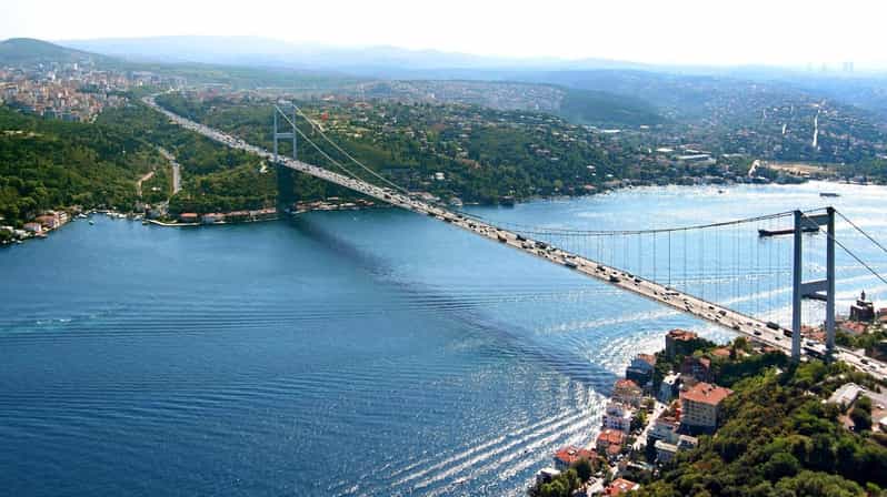 Estambul: crucero por el Bósforo con guía local | GetYourGuide