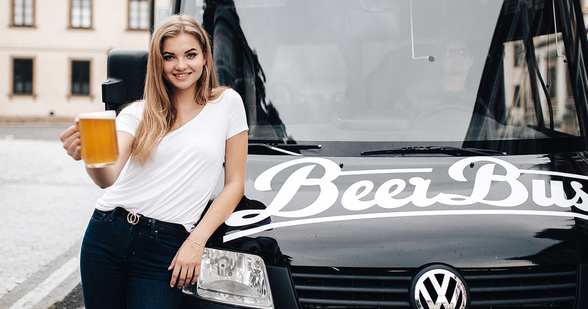 Praag: Luchthaventransfer Bier Feestbus met Onbeperkt Bier | GetYourGuide