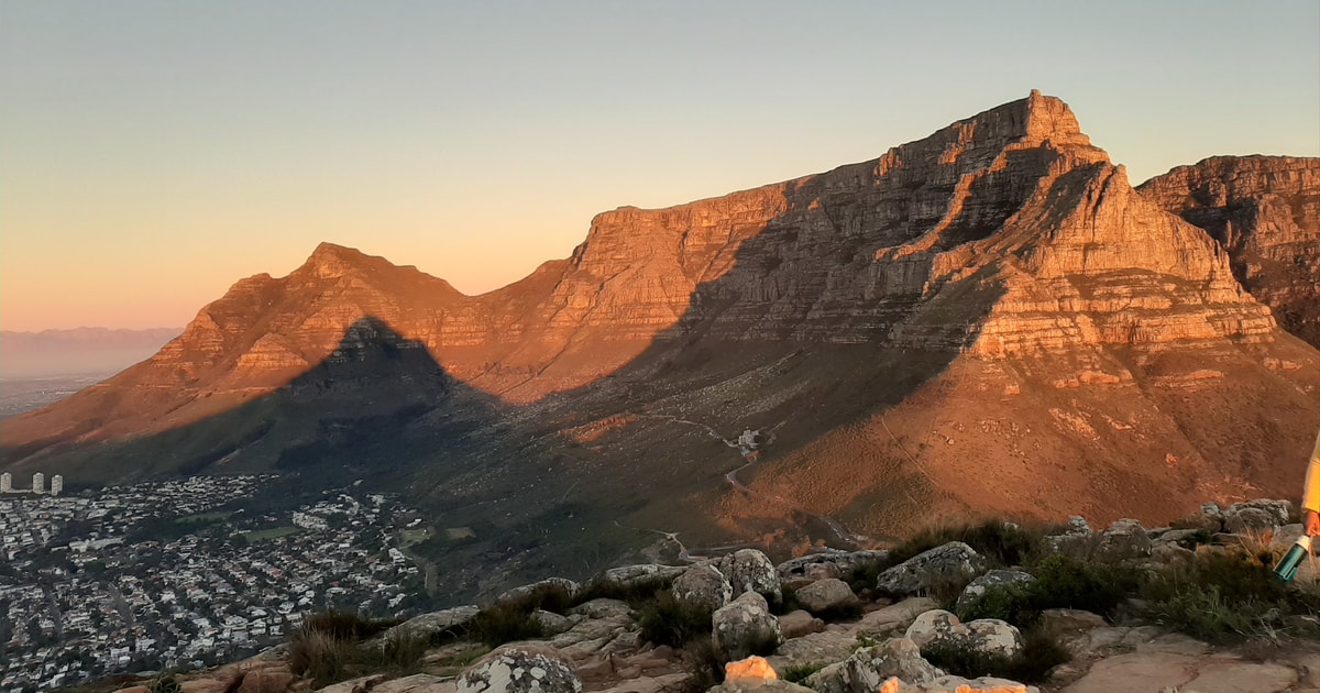 Cape Town: Guidet solopgangs- eller solnedgangsvandring ved Lion's Head ...