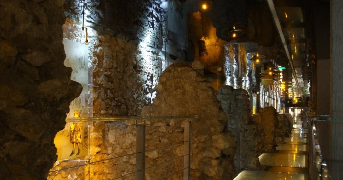 Cracovie: visite privée du musée souterrain du Rynek sans file d ... Cracovie: visite privée du musée souterrain du Rynek sans file d ...