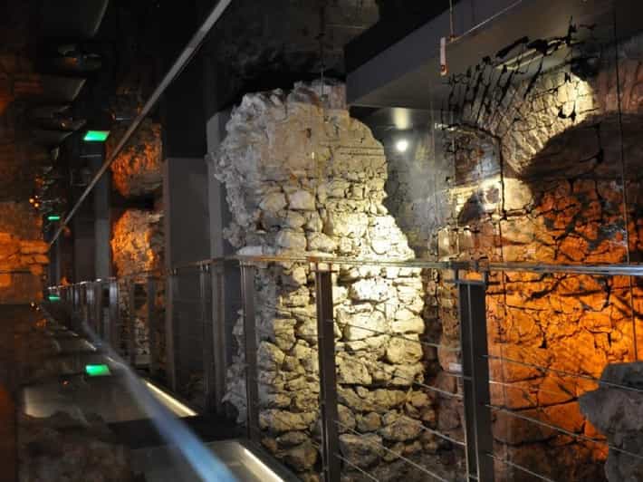 Cracovie: visite privée du musée souterrain du Rynek sans file d ... Cracovie: visite privée du musée souterrain du Rynek sans file d ...