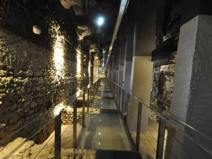 Cracovie: visite privée du musée souterrain du Rynek sans file d ... Cracovie: visite privée du musée souterrain du Rynek sans file d ...