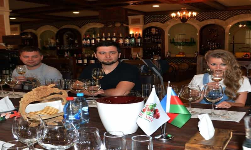 Baku: Tour del vino al melograno ad Aghsu con pranzo locale | GetYourGuide