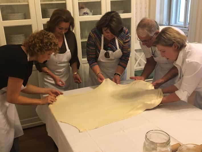 Βουδαπέστη: Hands-On Strudel Making Class | GetYourGuide