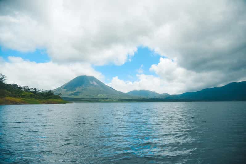 Tour del lago Arenal in kayak | GetYourGuide