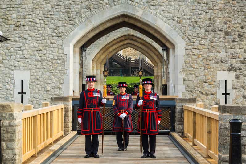 London: Tower of London, Beefeater Welcome, and Crown Jewels | GetYourGuide