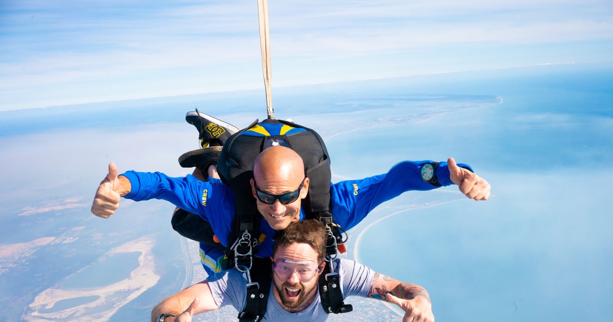 Perth: Paracaidismo en tándem sobre la playa de Rockingham | GetYourGuide